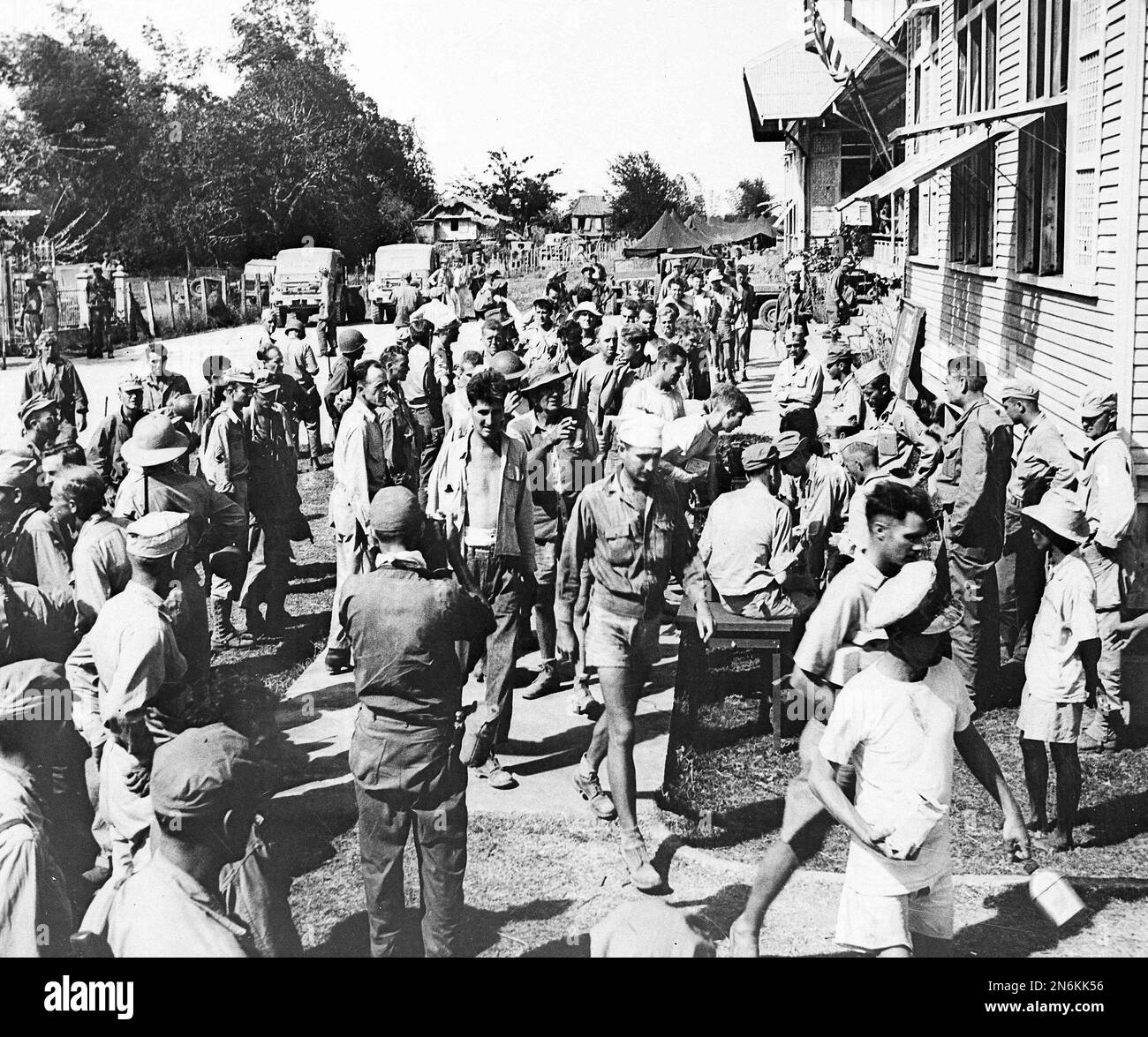 Allied soldiers, prisoners of the Japanese for more than three years ...