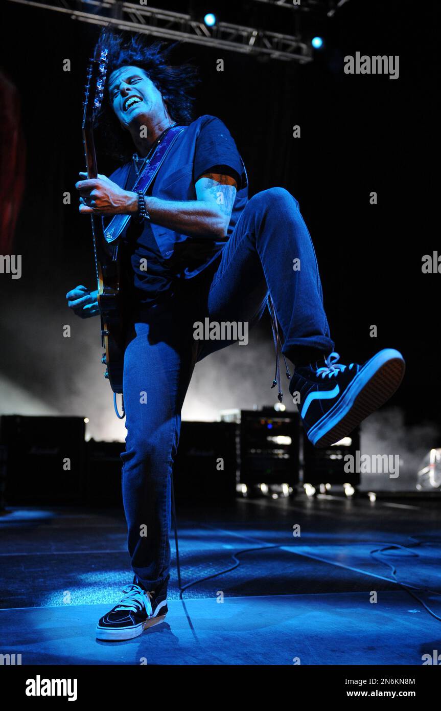 Dean DeLeo of Stone Temple Pilots with Chester Bennington performs at ...