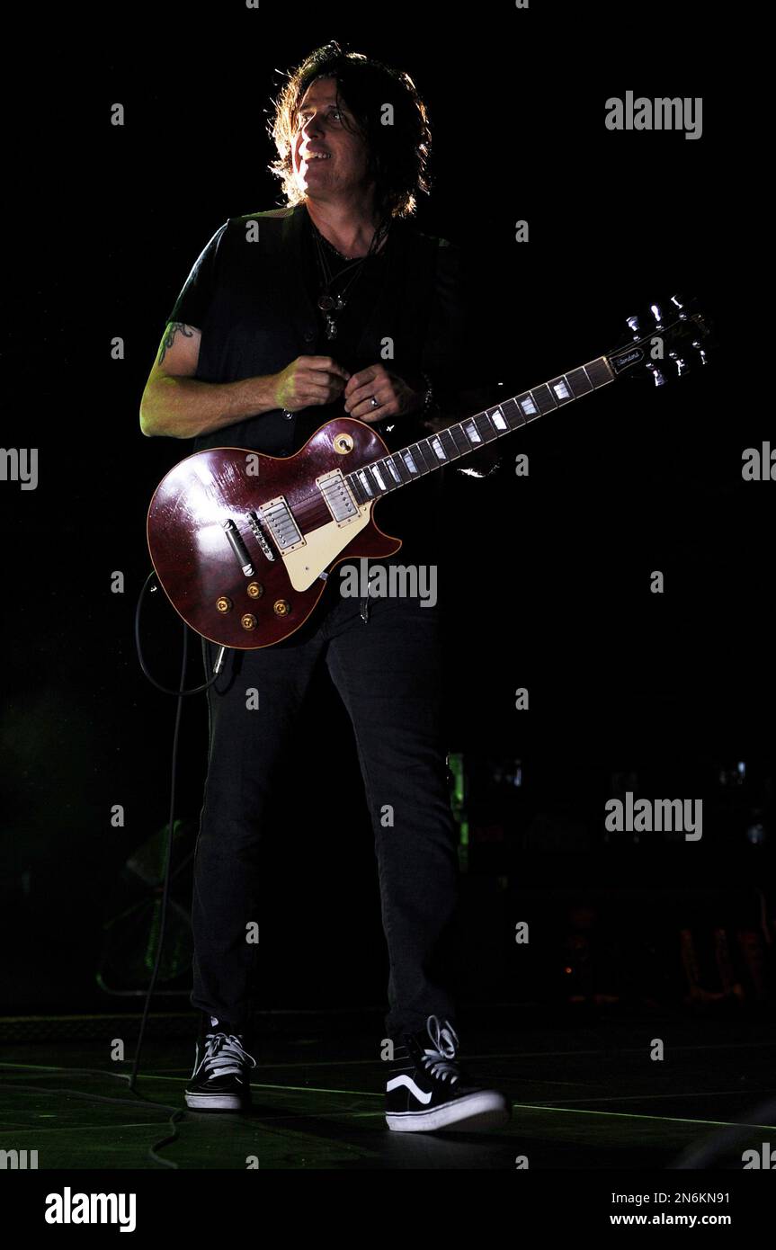 Dean DeLeo of Stone Temple Pilots with Chester Bennington performs at ...