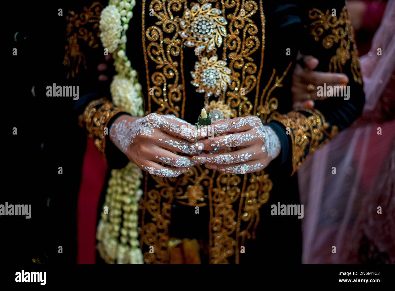 Bride in Beautiful Indonesian Traditional Wedding Dress Stock Photo - Alamy