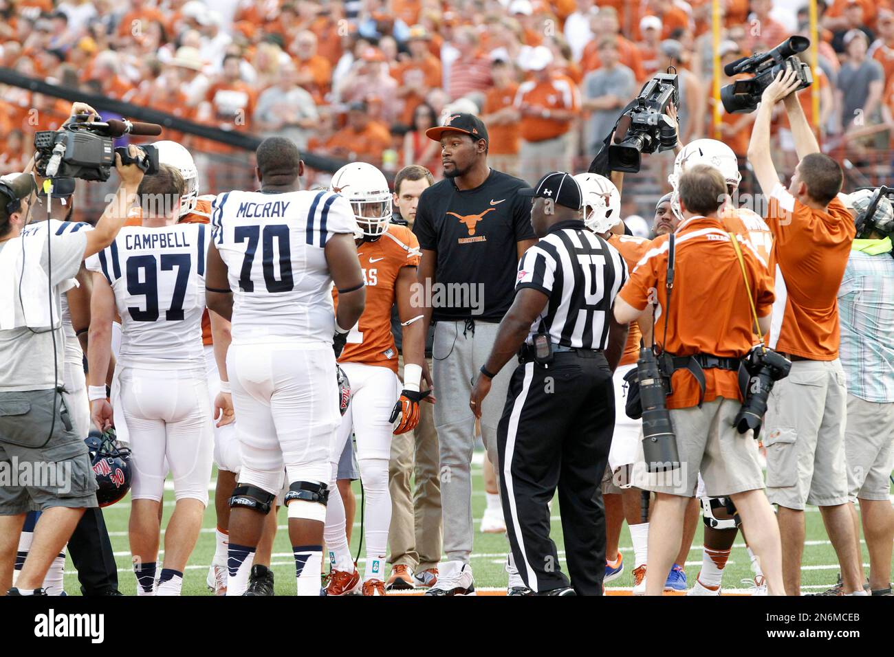 Former Texas basketball player, Kevin Durant (center), represents Texas ...