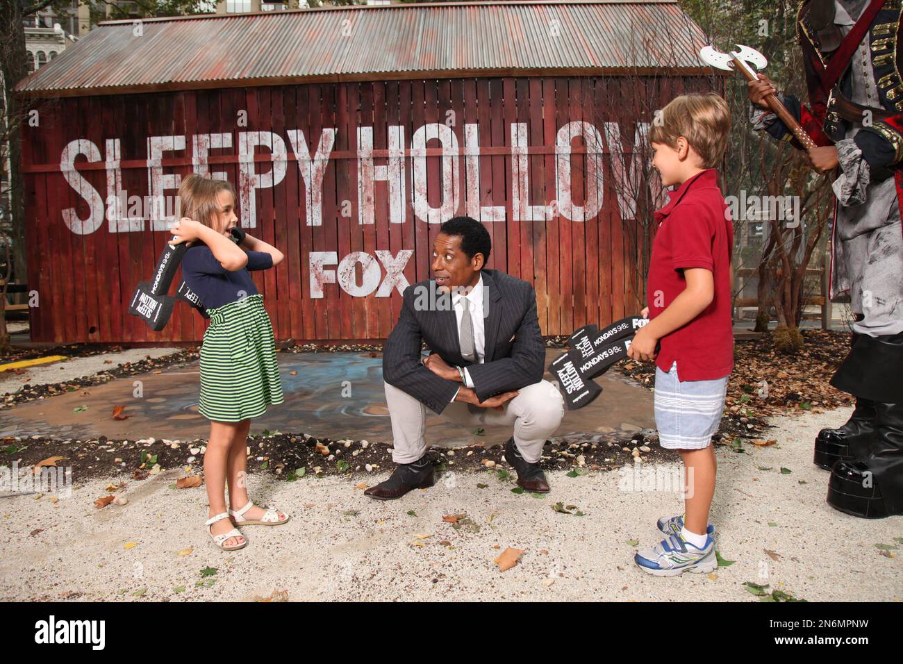 Orlando Jones interacts with Georgia Wolf, 5, and Benjamin Wolf, 7 ...