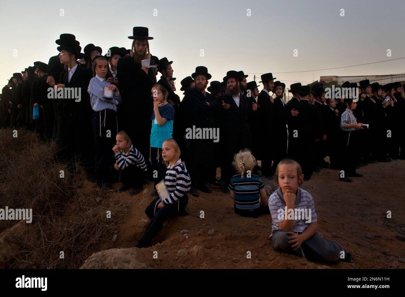 Ultra-Orthodox Jews of the Hassidic sect Vizhnitz gather on a hill ...