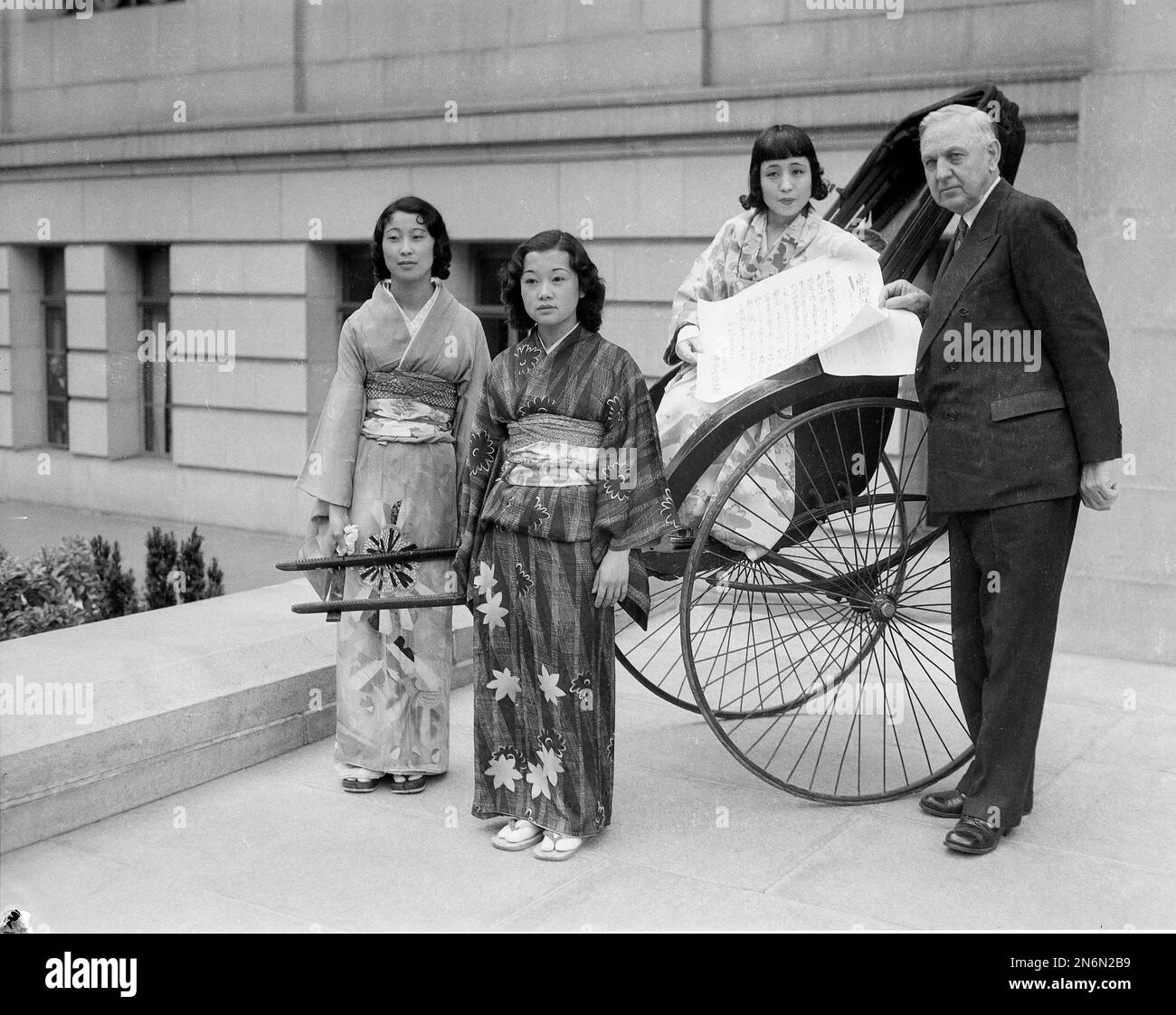 Operatic star MME. Sugi Machi, siitting in Rickshaw, presented a scroll to Mayor John C. Porter ...