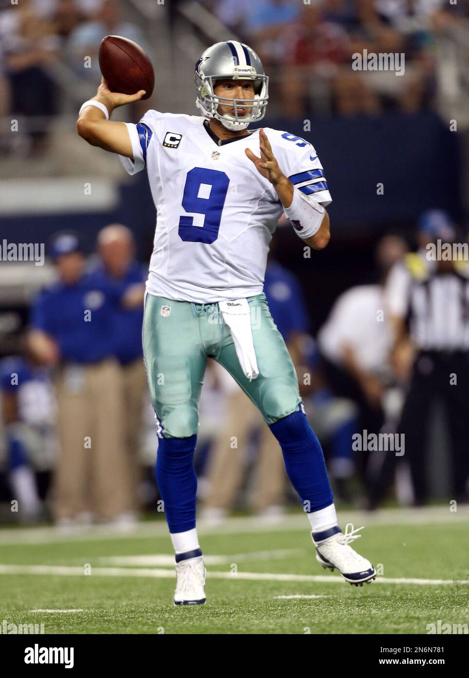 Dallas Cowboys quarterback Tony Romo #9 passes against the New York ...