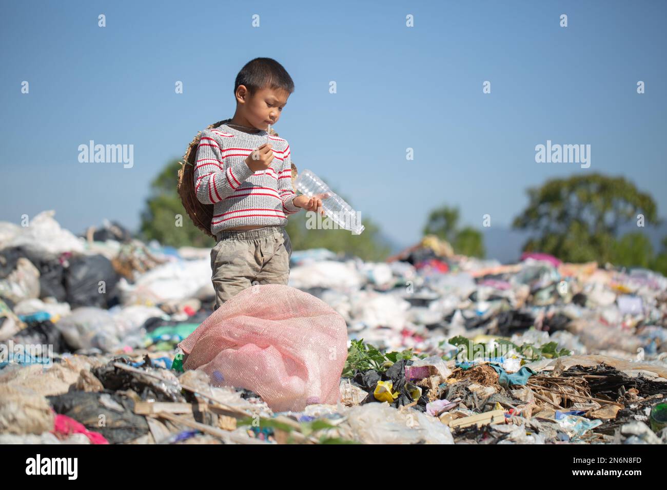 Children find junk for sale and recycle them in landfills, the lives ...