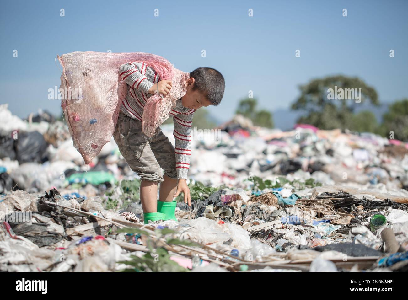 Children find junk for sale and recycle them in landfills, the lives ...