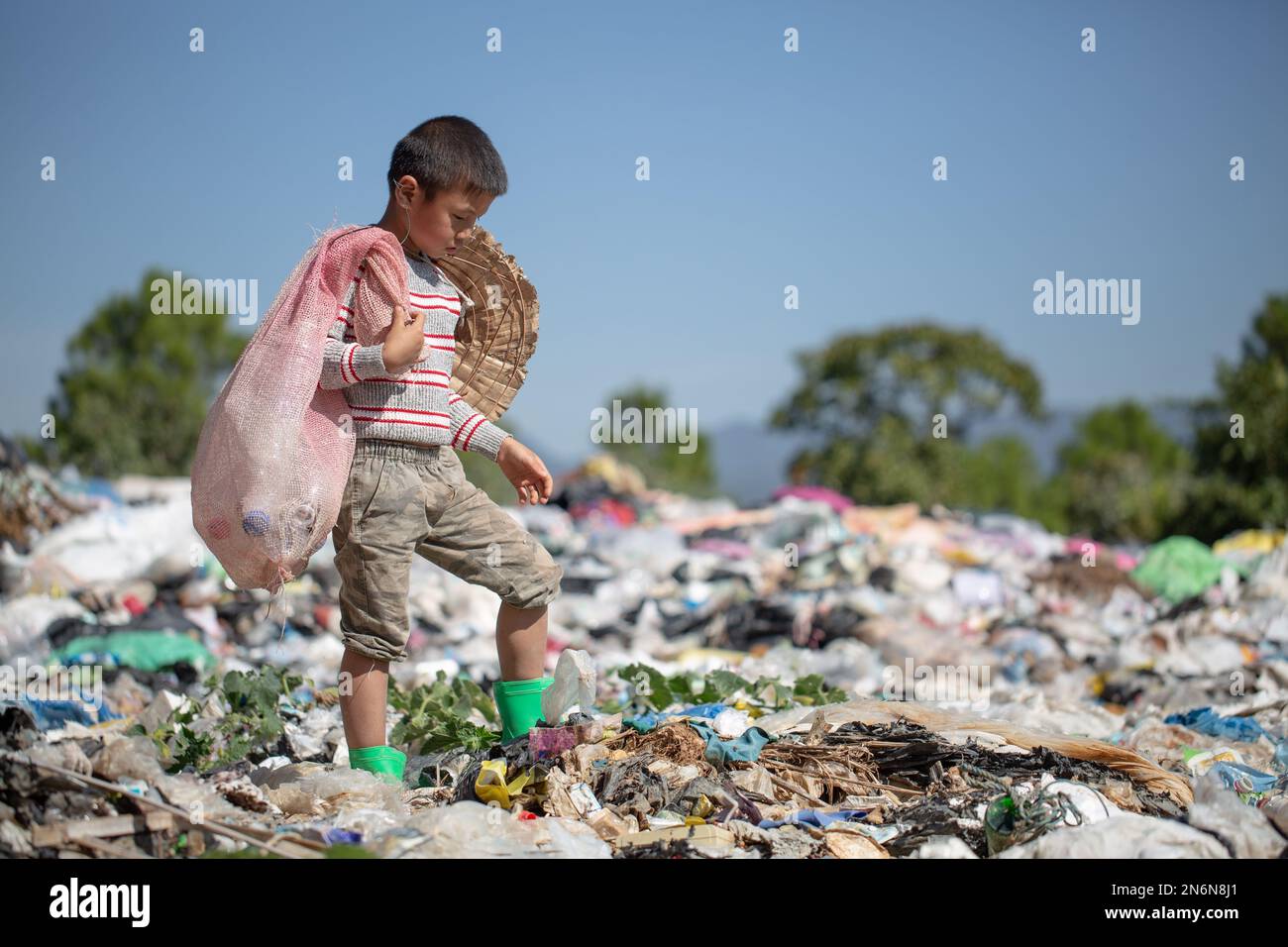Children find junk for sale and recycle them in landfills, the lives ...