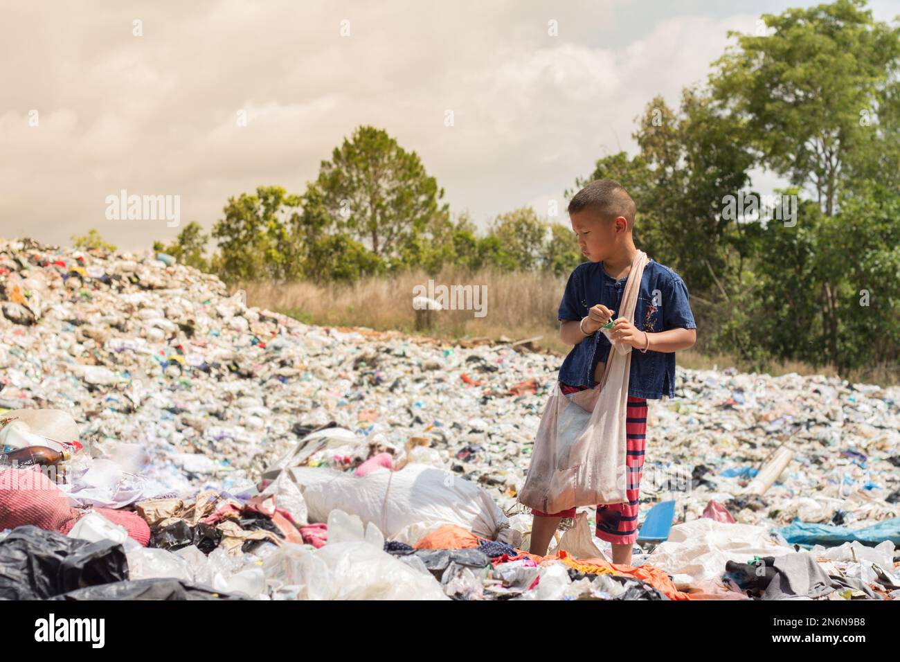 Children find junk for sale and recycle them in landfills, the lives ...