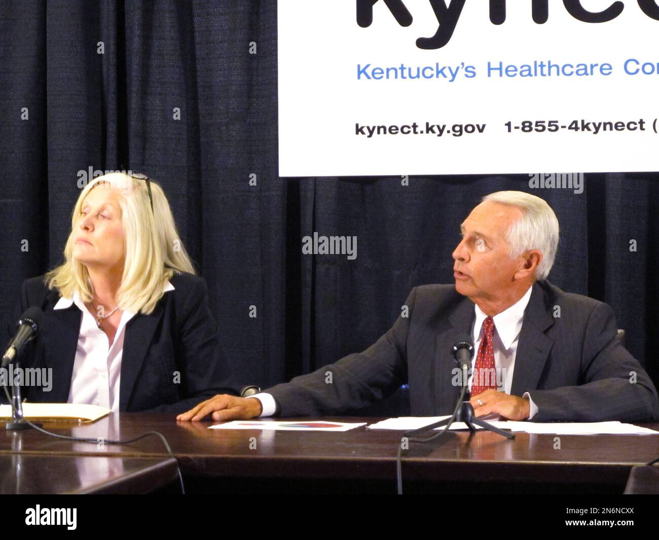 Gov. Steve Beshear, right, and Kentucky Health Benefit Exchange ...