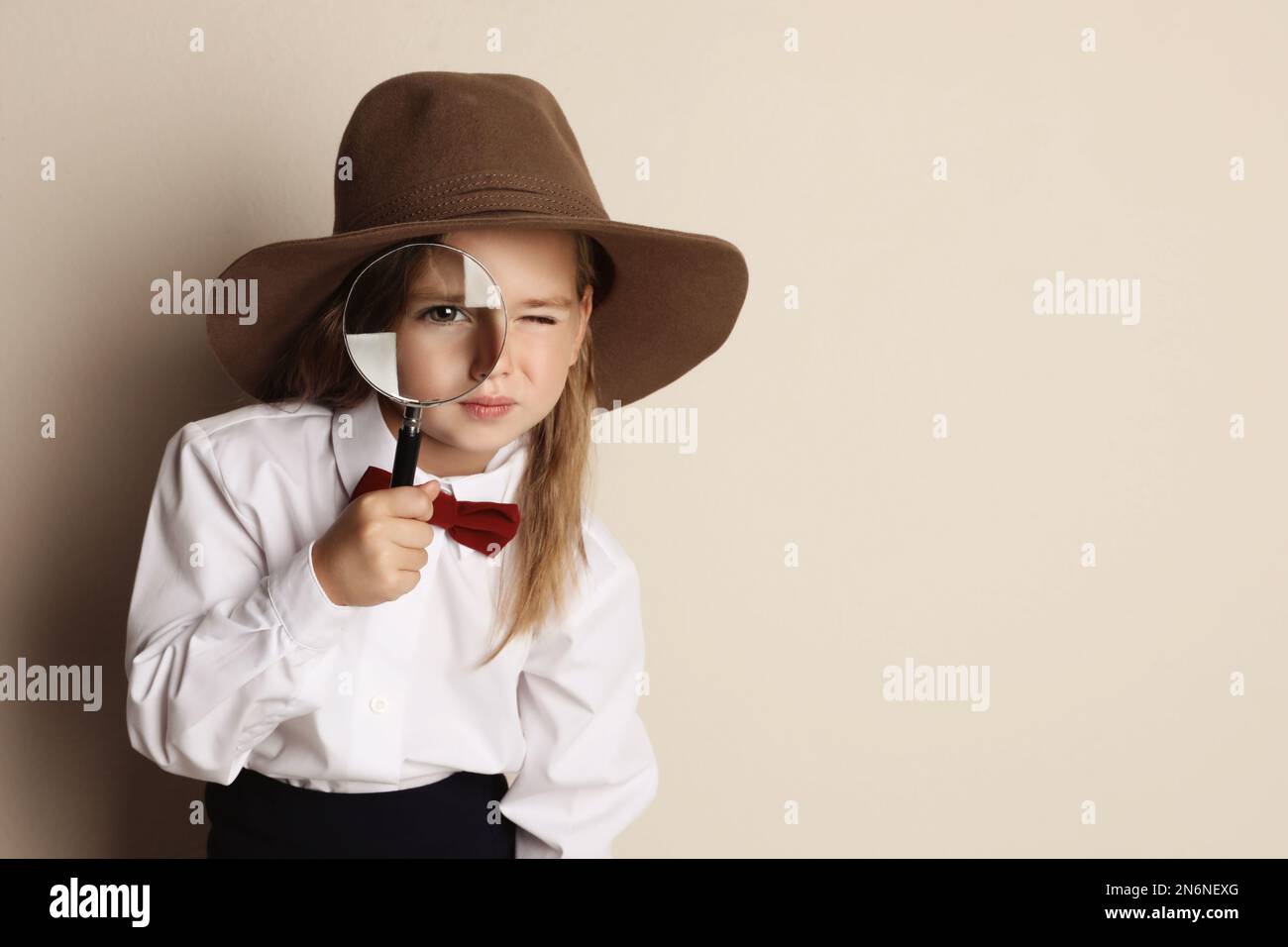 Child detective costume hi-res stock photography and images - Alamy