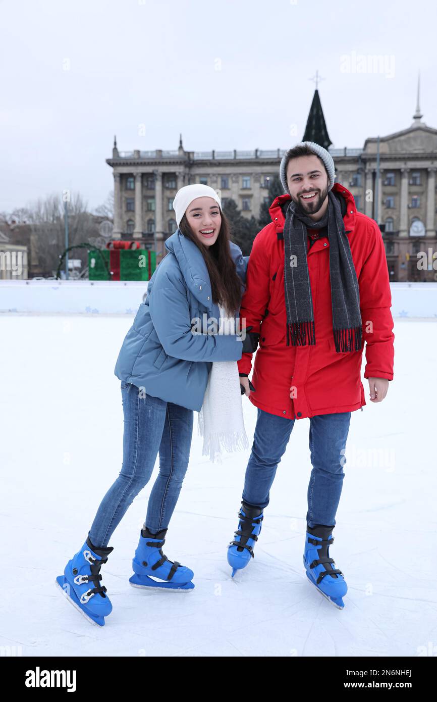 Romantic couple ice skating hi-res stock photography and images - Alamy