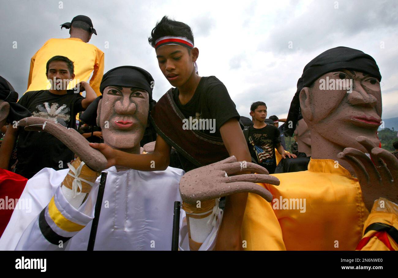 Students prepare puppets for a traditional dance called Sigale Gale ...