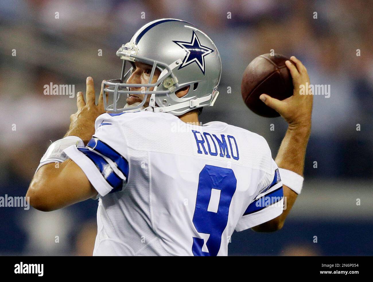Dallas Cowboys quarterback Tony Romo (9) makes a 15-yard touchdown pass ...