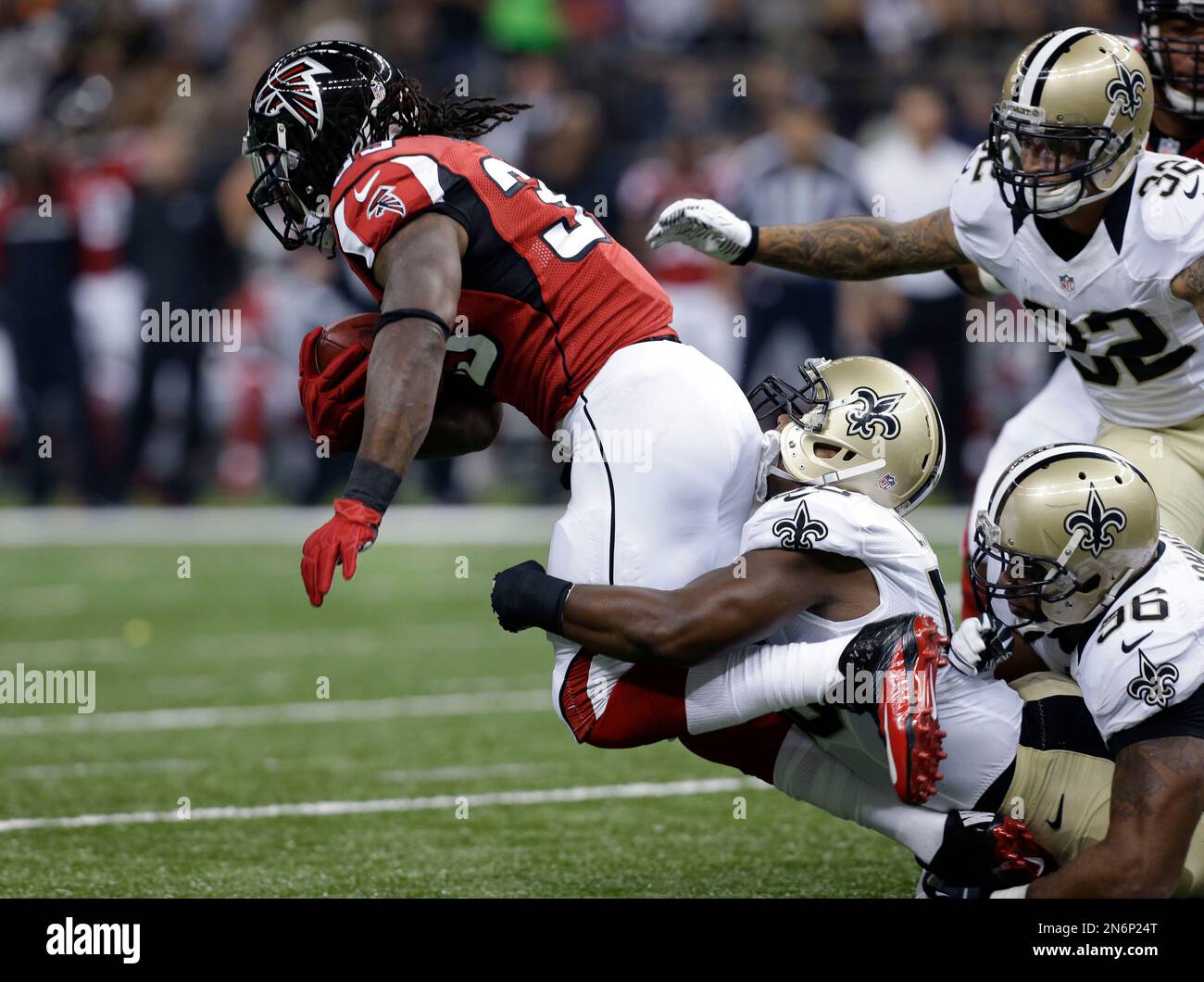 New Orleans Saints middle linebacker Curtis Lofton (50) tackles Atlanta ...