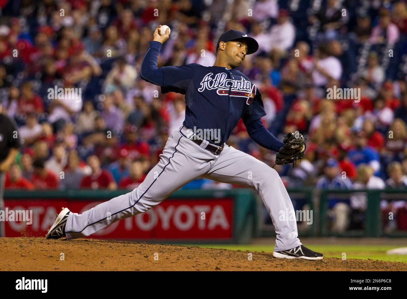 Atlanta Braves relief pitcher Anthony Varvaro pitches during the eighth ...