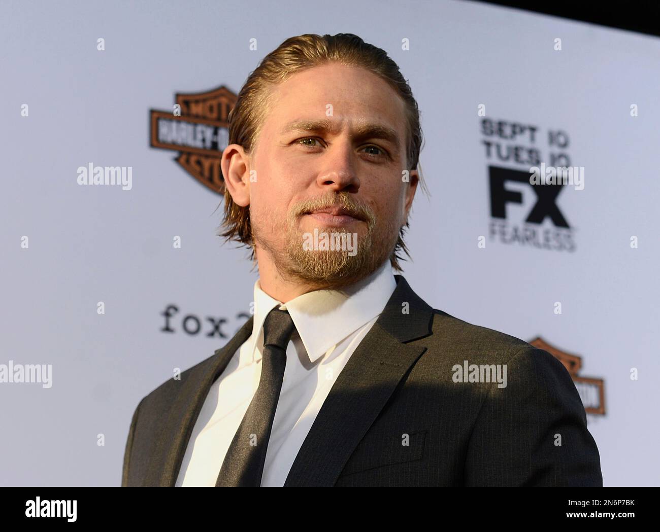 Actor Charlie Hunnam arrives on the red carpet at the season six ...
