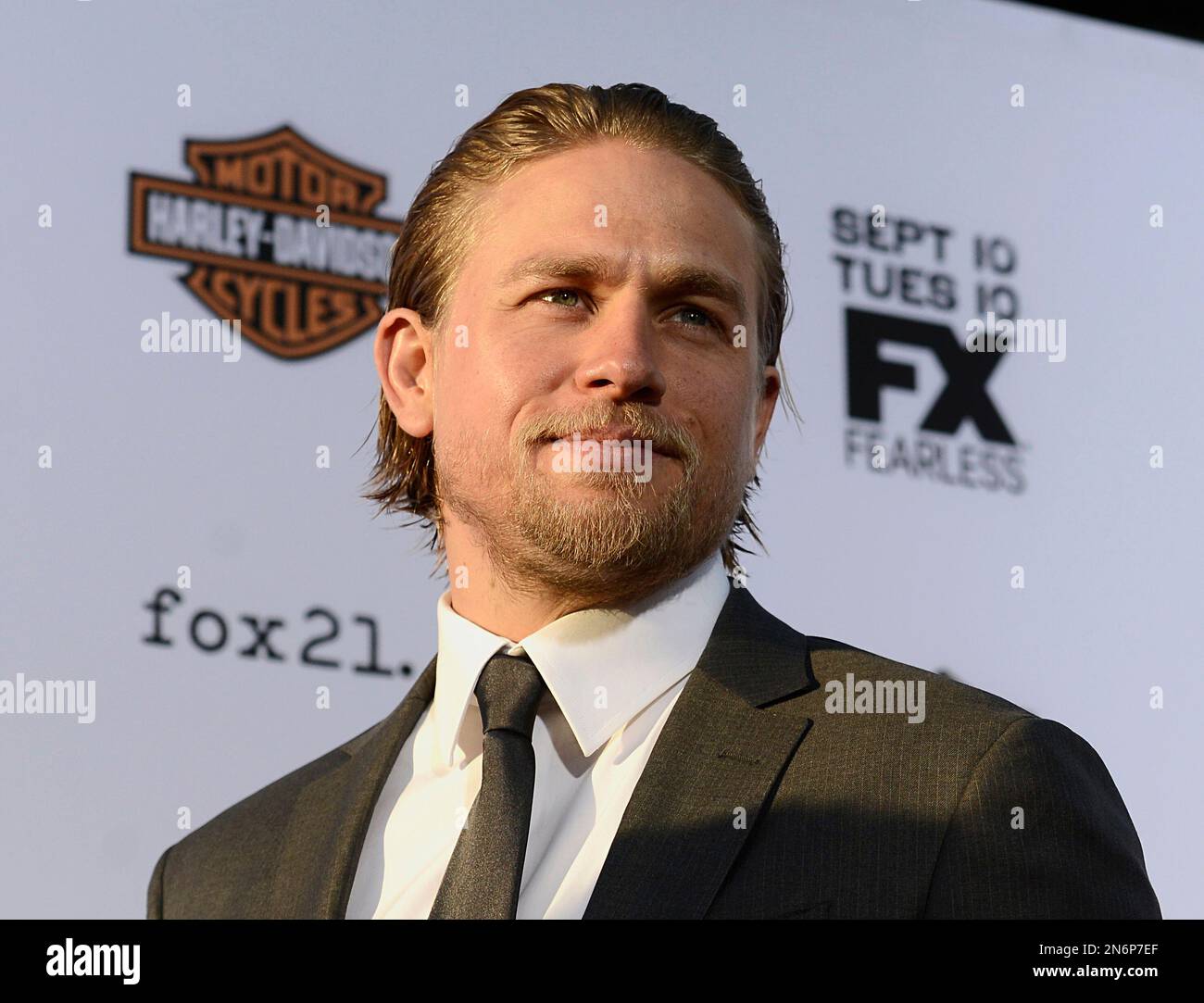 Actor Charlie Hunnam arrives on the red carpet at the season six ...