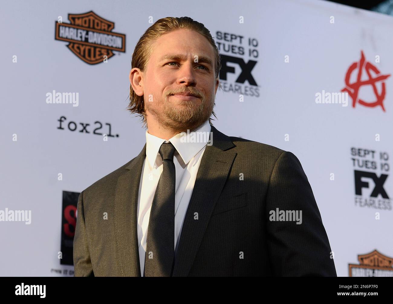 Actor Charlie Hunnam arrives on the red carpet at the season six ...