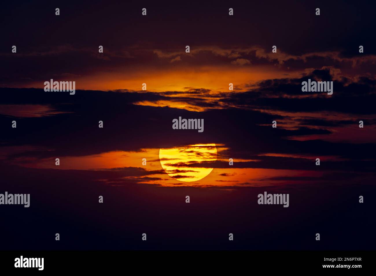 Sun disk during sunset in Jeddah, Saudi Arabia Stock Photo - Alamy