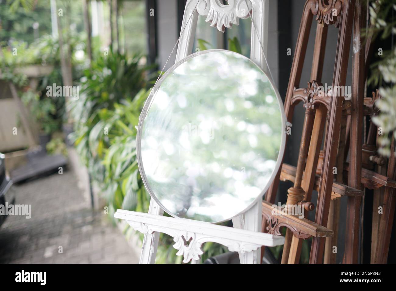 Rounded mirror hi-res stock photography and images - Alamy