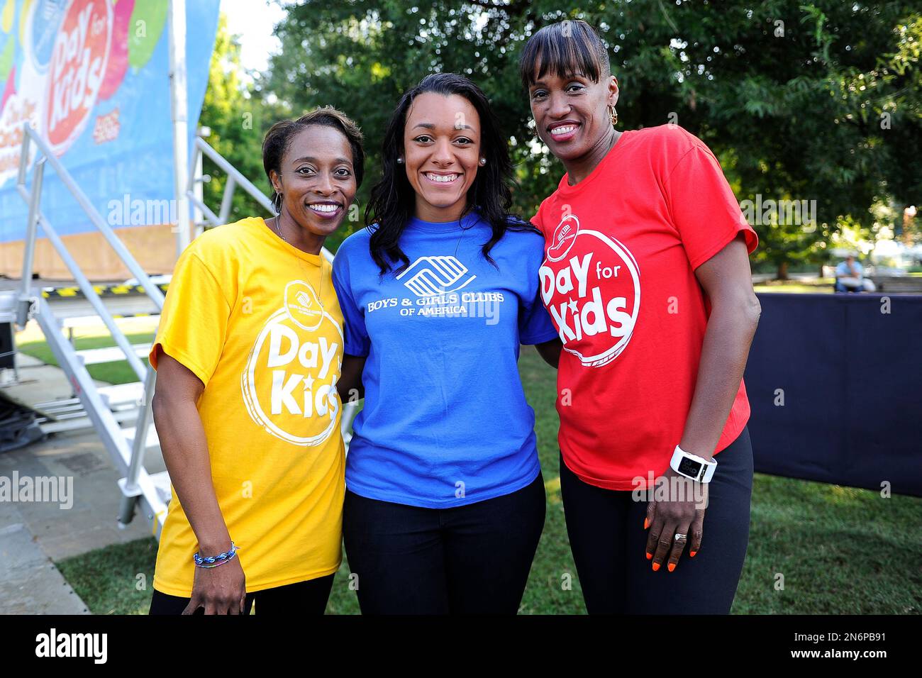 (L-R) Olympic gold medalists Gail Devers and Jackie Joyner-Kersee pose ...
