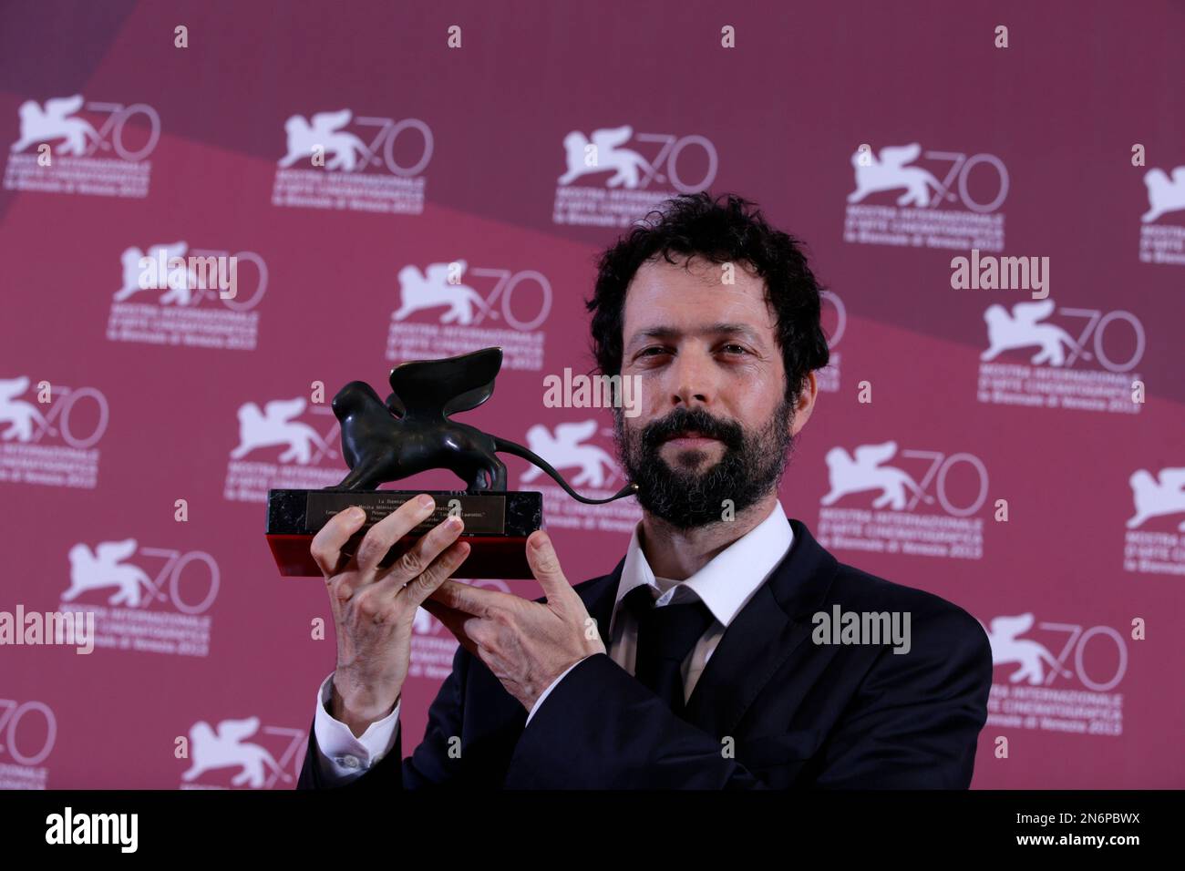 Director Noaz Deshe with his Lion of the Future Award for his debut ...