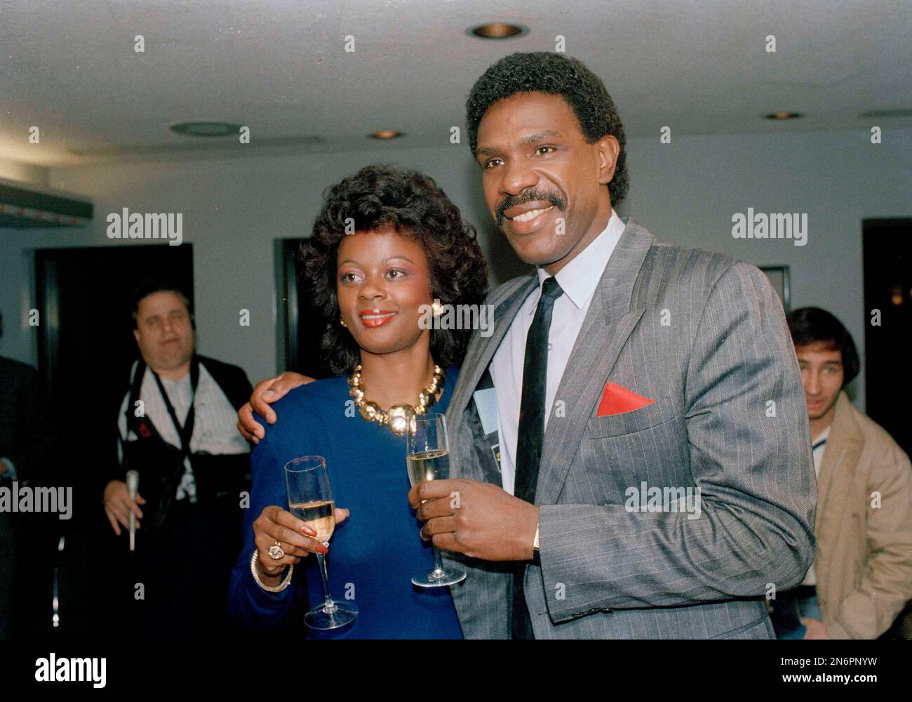 Chicago Cubs' Andre Dawson toasts a glass of champagne with his wife ...