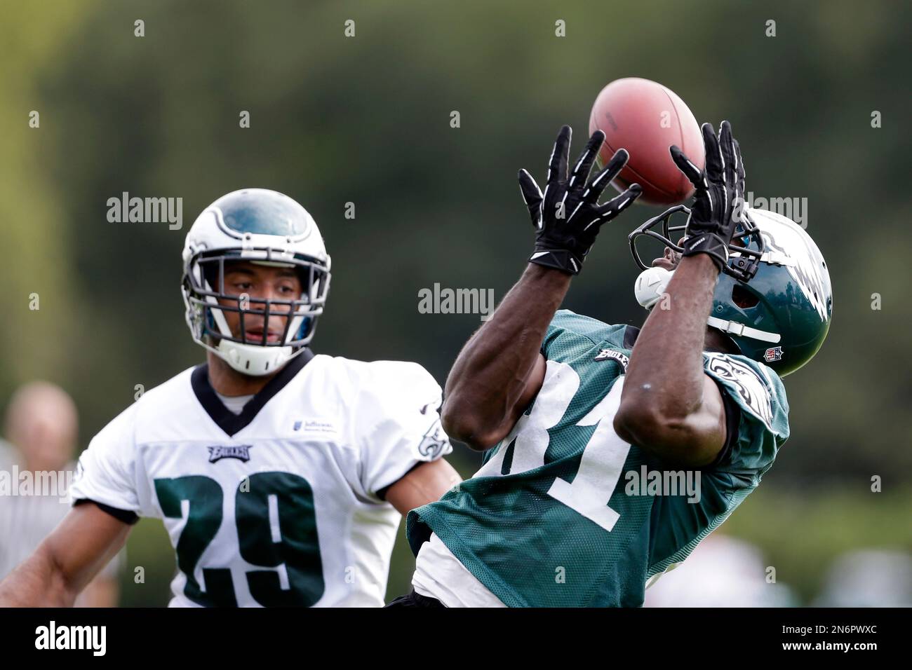 Philadelphia Eagles wide receiver Jason Avant, right, catches a pass as ...