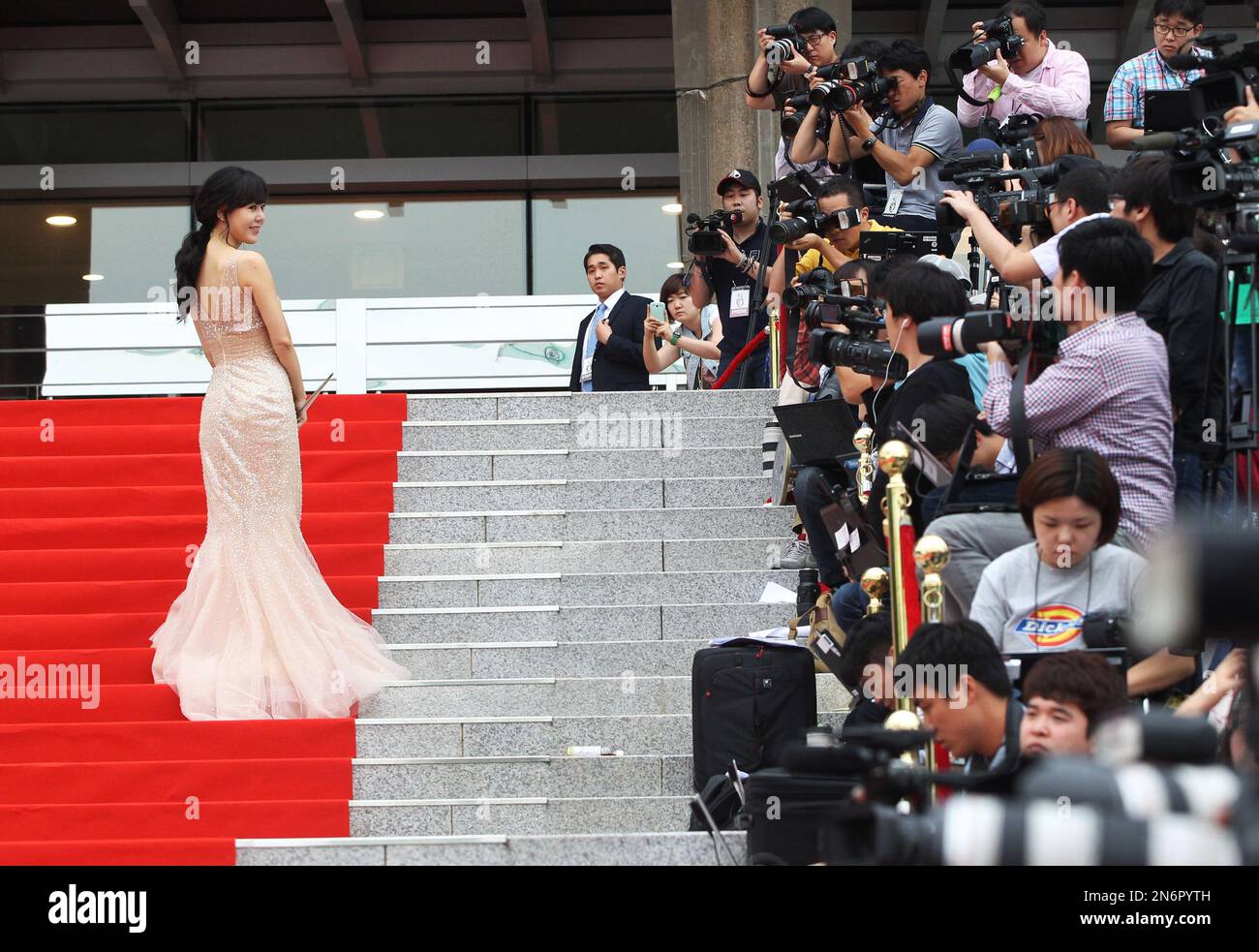 South Korean actress Kim Yun-jin poses for photographers at the Seoul ...