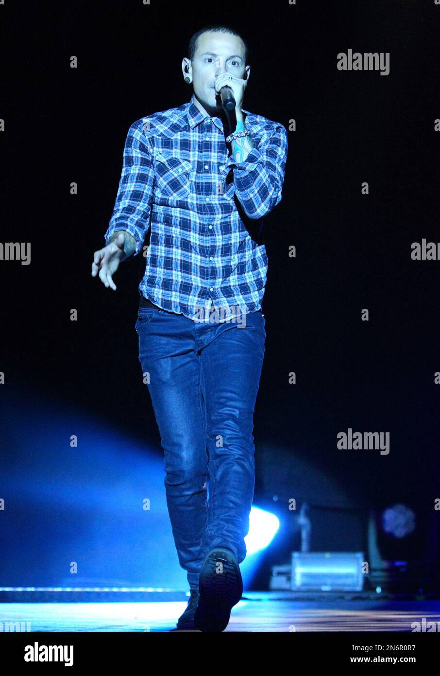 Chester Bennington of Linkin Park performs with Stone Temple Pilots at ...