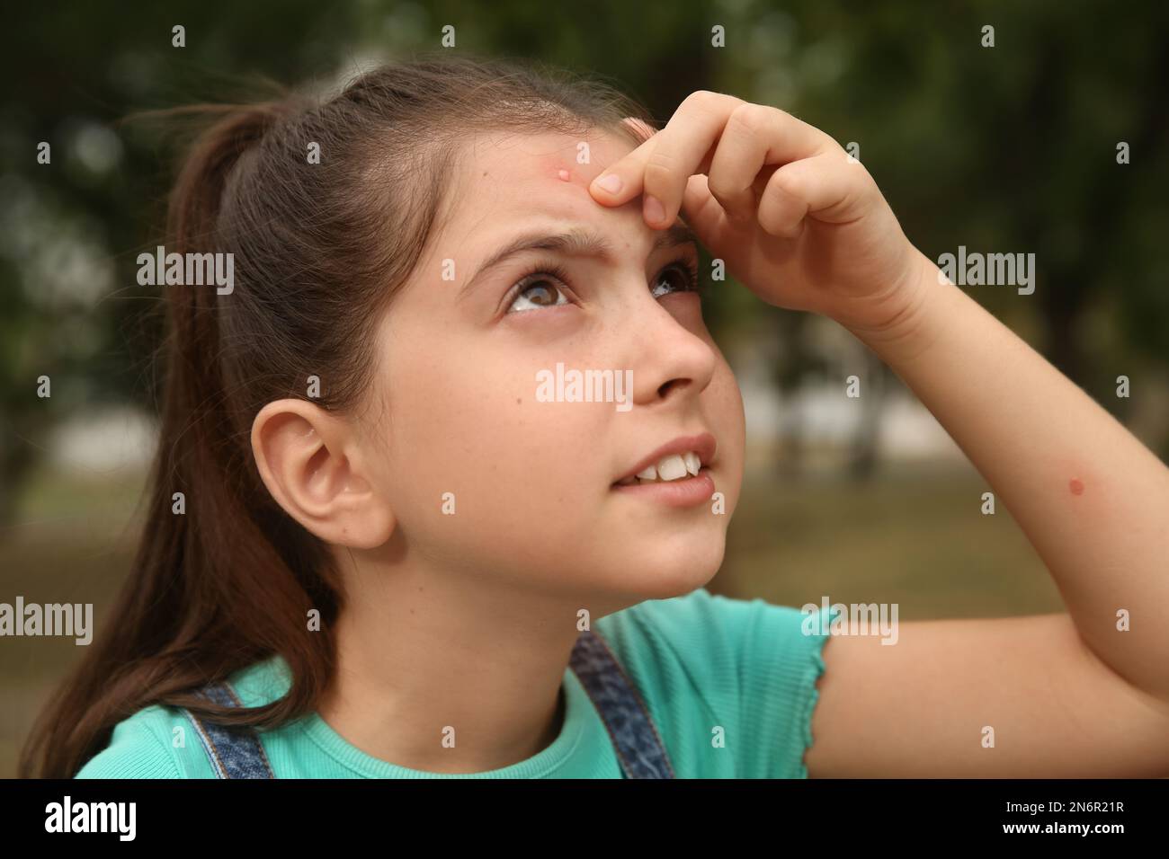 Girl preteen outdoors scratching hi-res stock photography and images ...