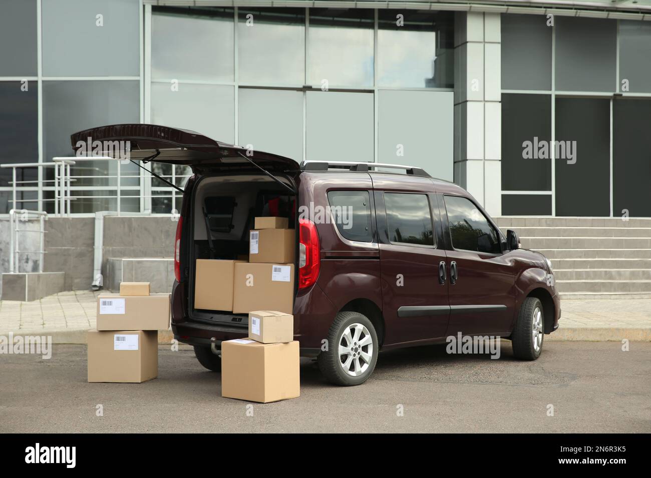 Courier express building hi-res stock photography and images - Alamy