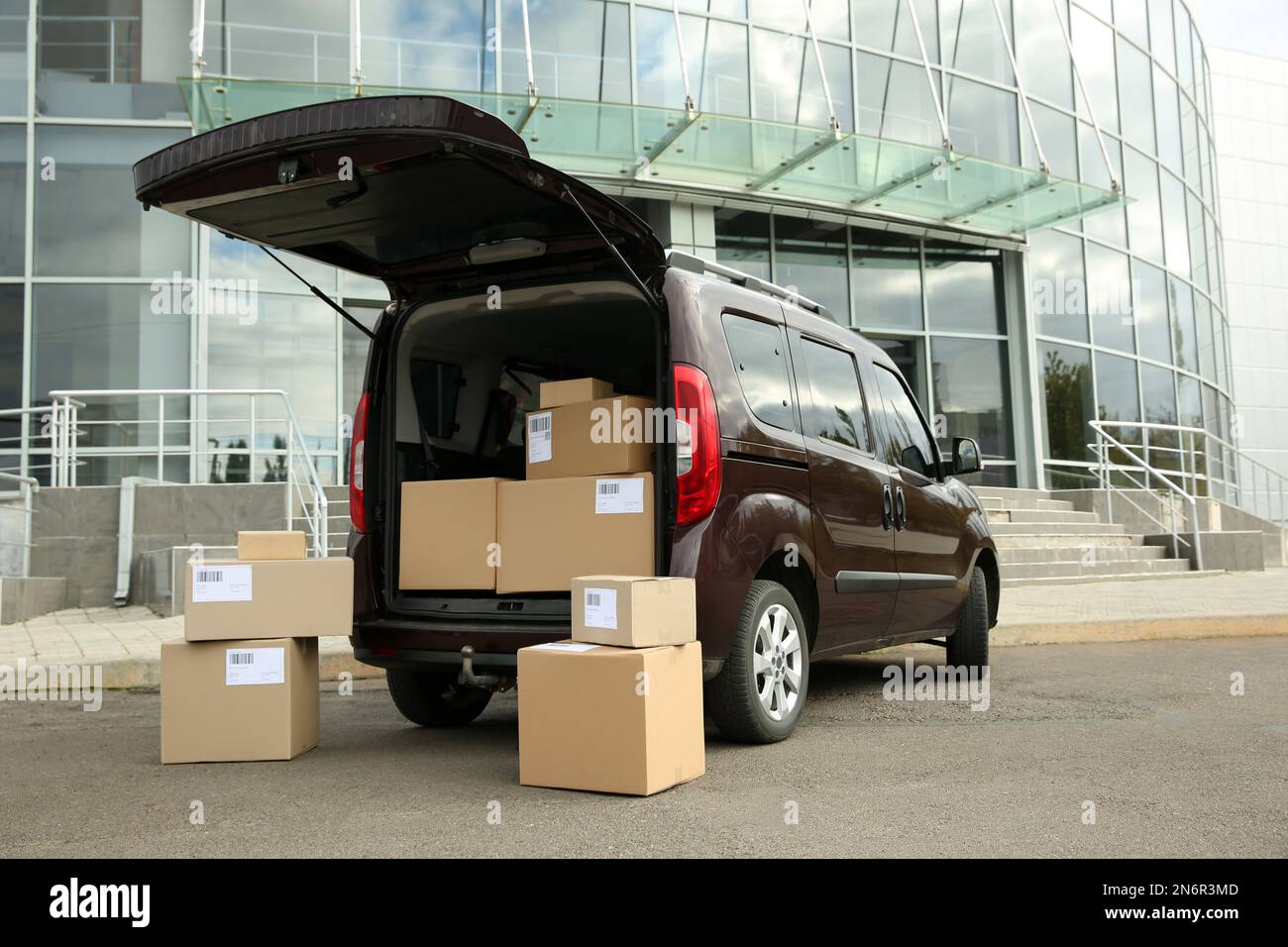 Courier express building hi-res stock photography and images - Alamy