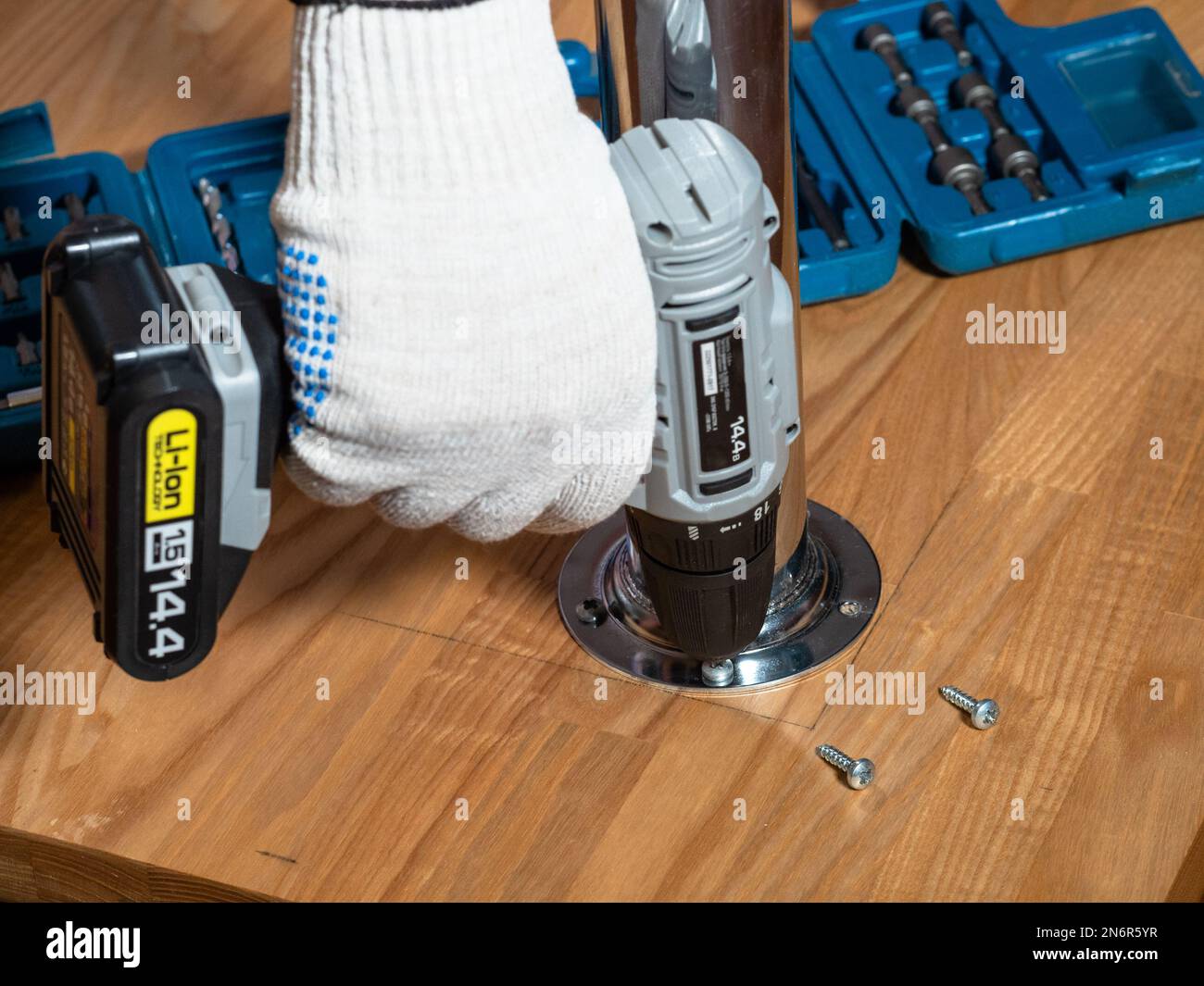 Using electric screwdriver hi-res stock photography and images - Alamy