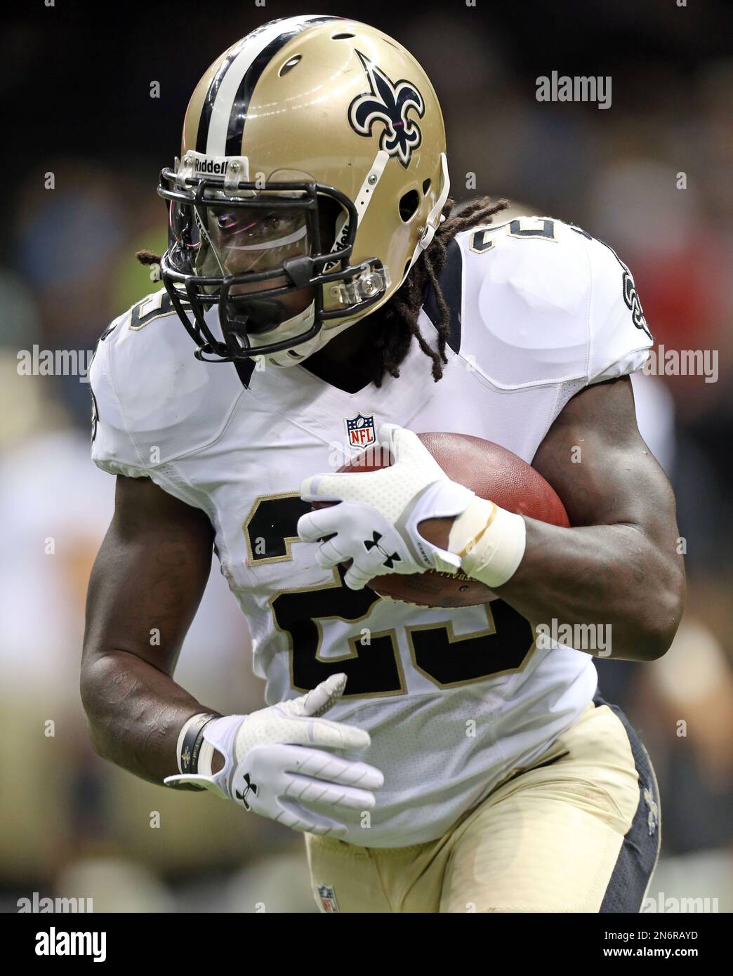 New Orleans Saints Pierre Thomas #23 warms up prior to his game against ...