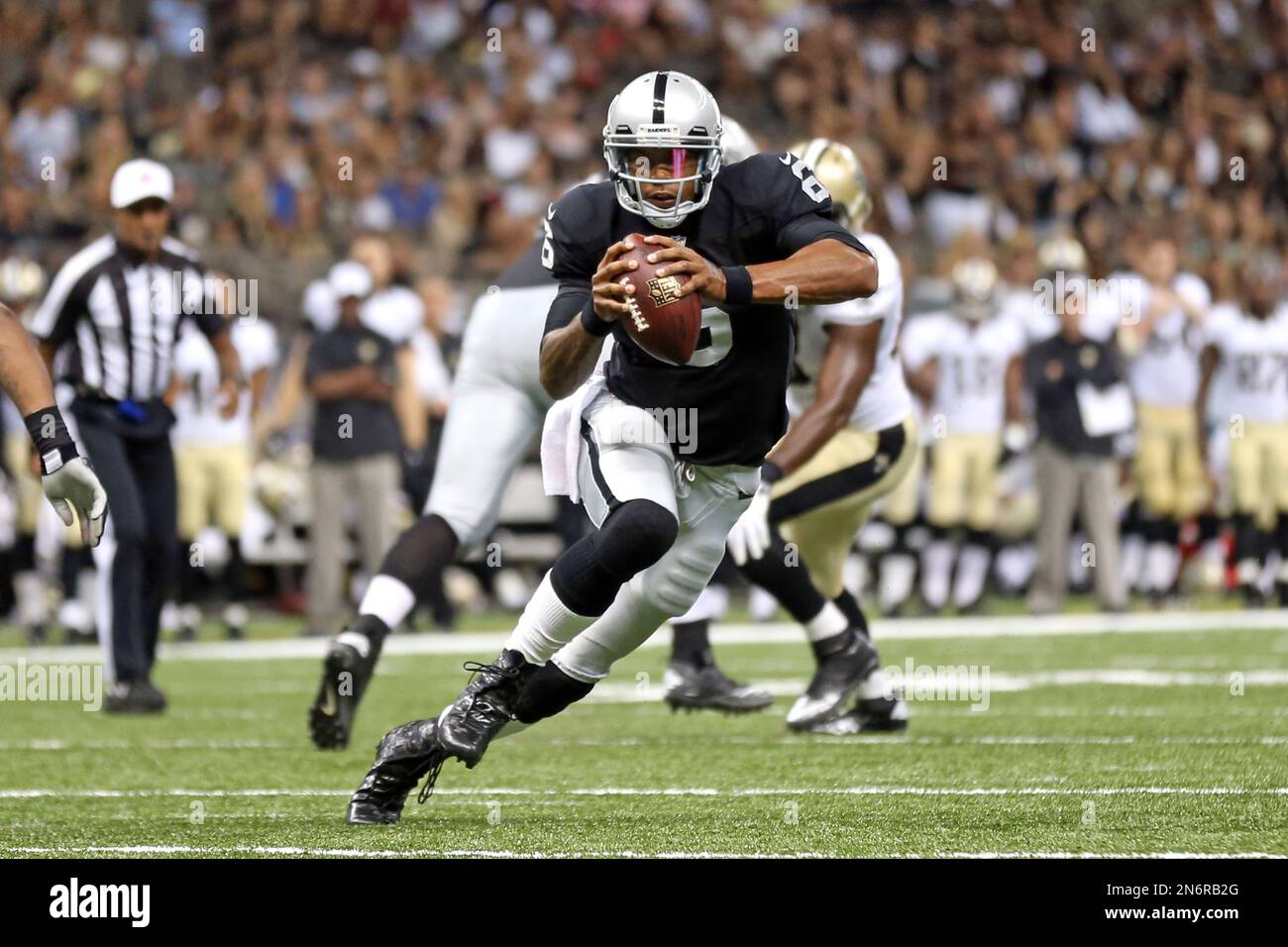 Oakland Raiders quarterback Terrelle Pryor #6 runs for a touchdown ...