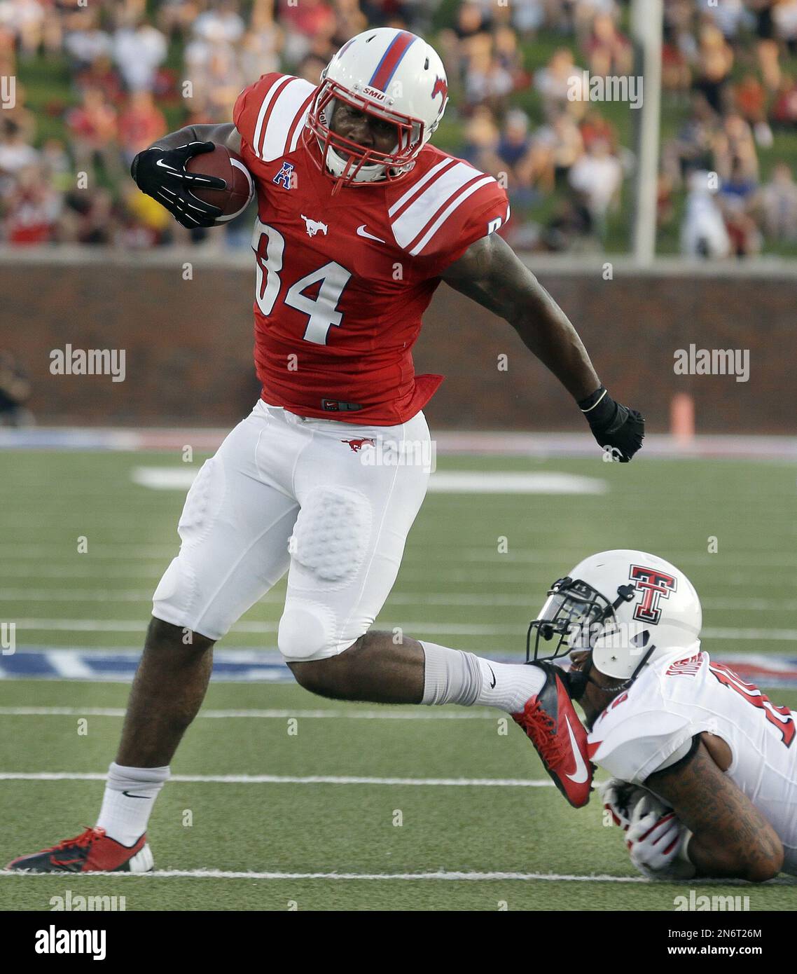 Southern Methodist running back Traylon Shead (34) moves past Texas ...