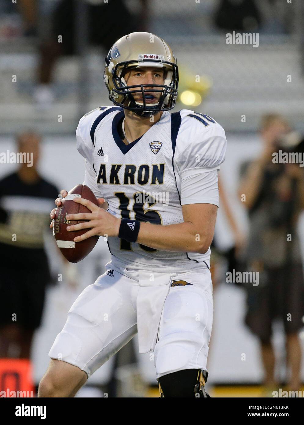Akron quarterback Kyle Pohl looks for a receiver against Central ...
