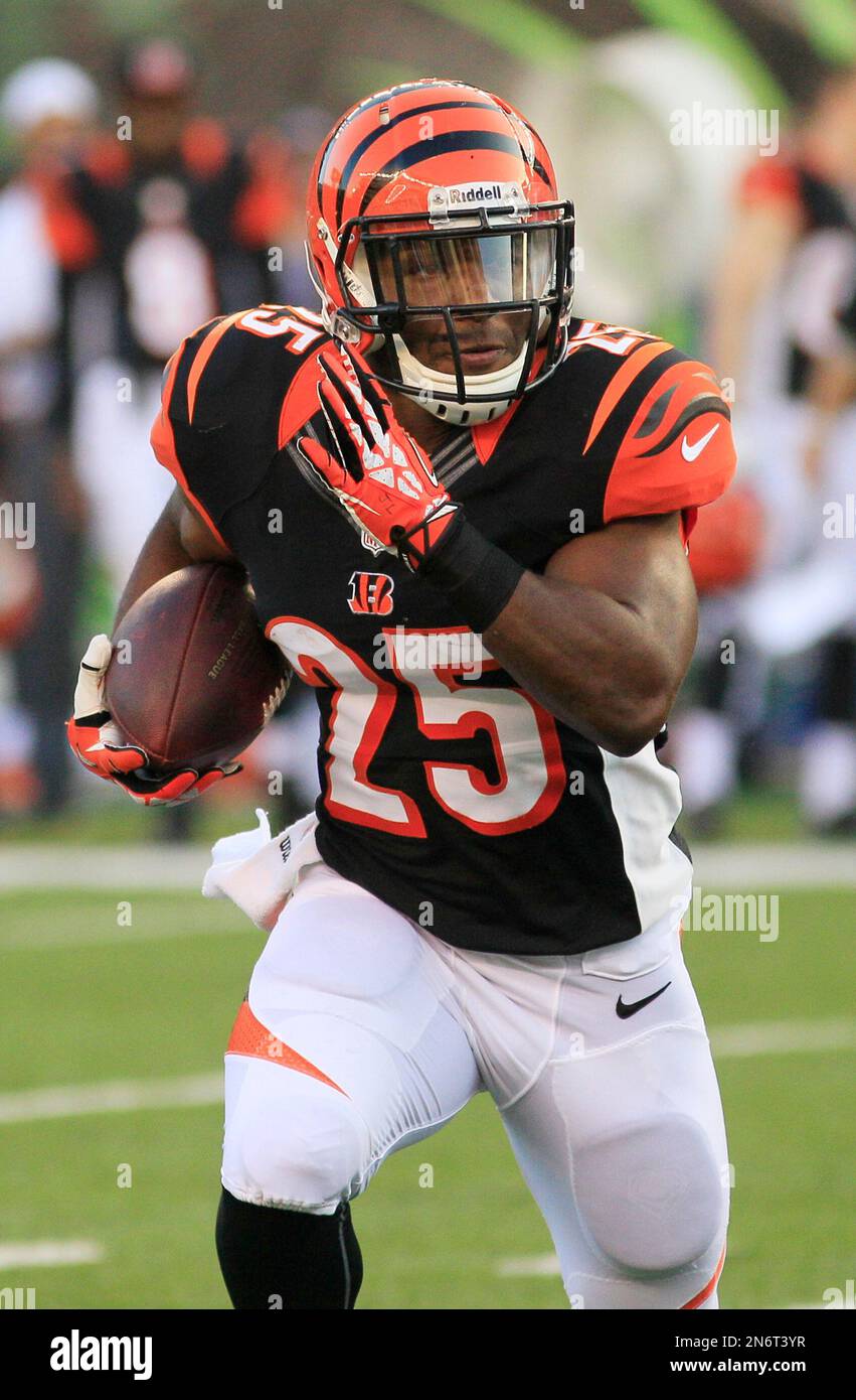 Cincinnati Bengals running back Giovani Bernard runs against the ...
