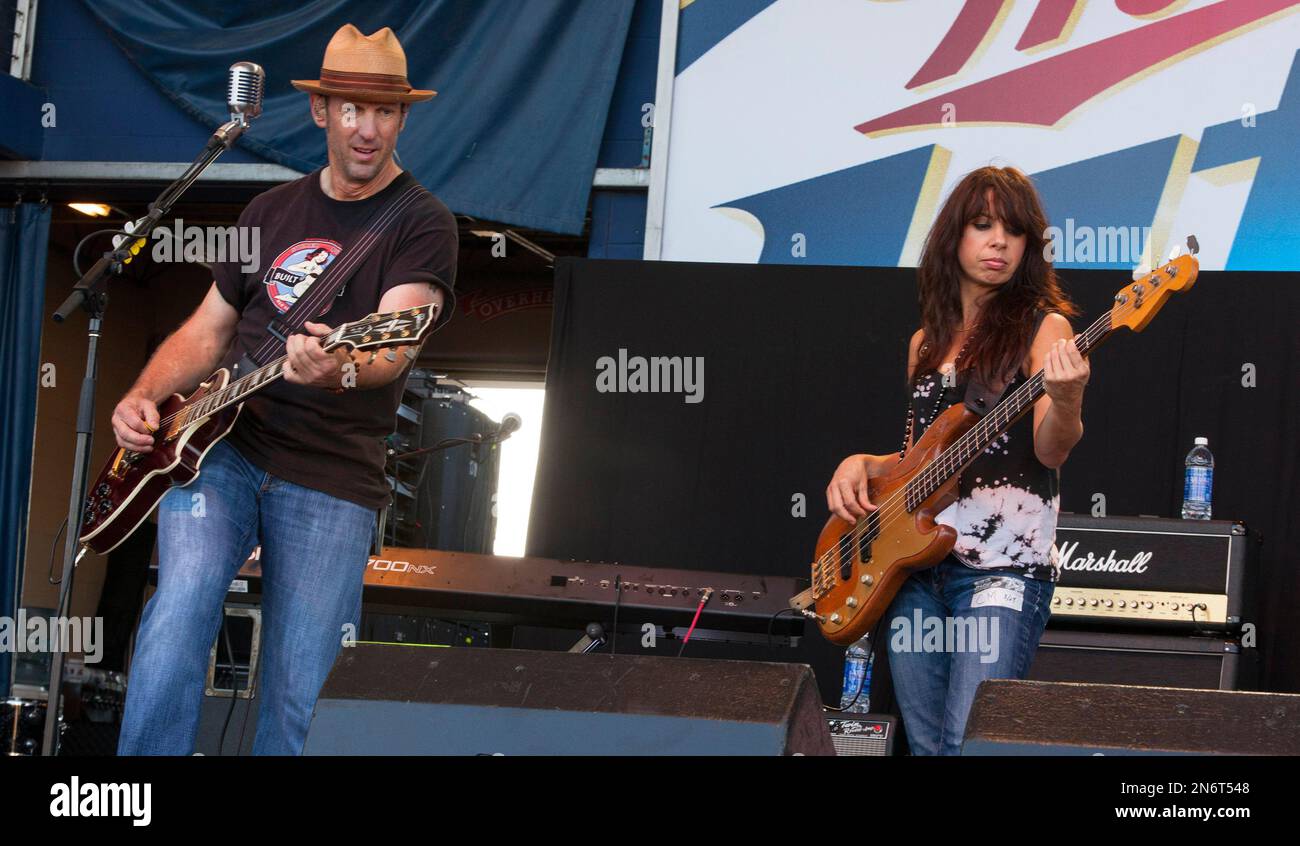 John Thomas Griffith and Casandra Faulconer of Cowboy Mouth perform at ...