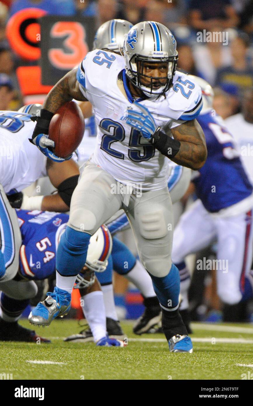 Detroit Lions' Mikel Leshoure (25) rushes during the first half of an ...