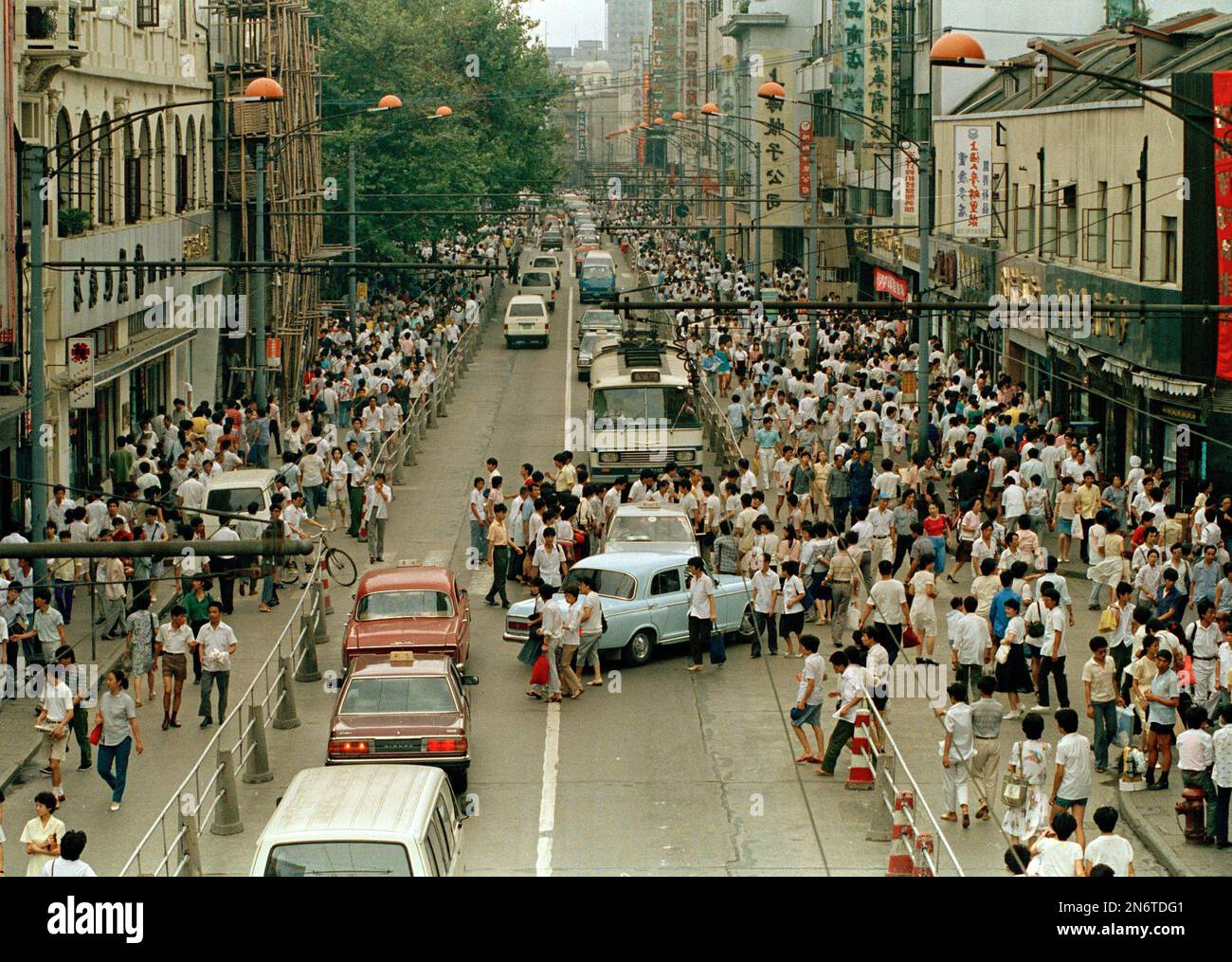 Traffic snarls on Nanking Road, Shangai's crowded shopping mecca, Sept ...