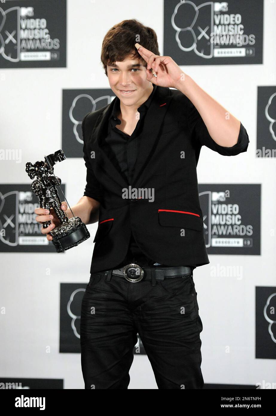 Austin Mahone poses with the Artist To Watch award at the MTV Video ...