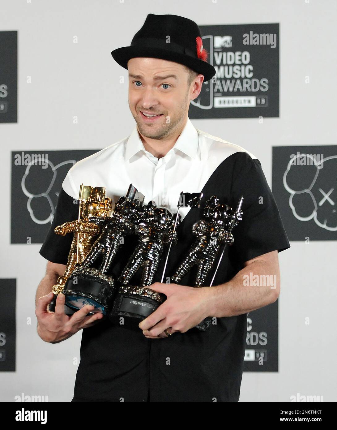 Justin Timberlake poses backstage with the Video of the Year award ...