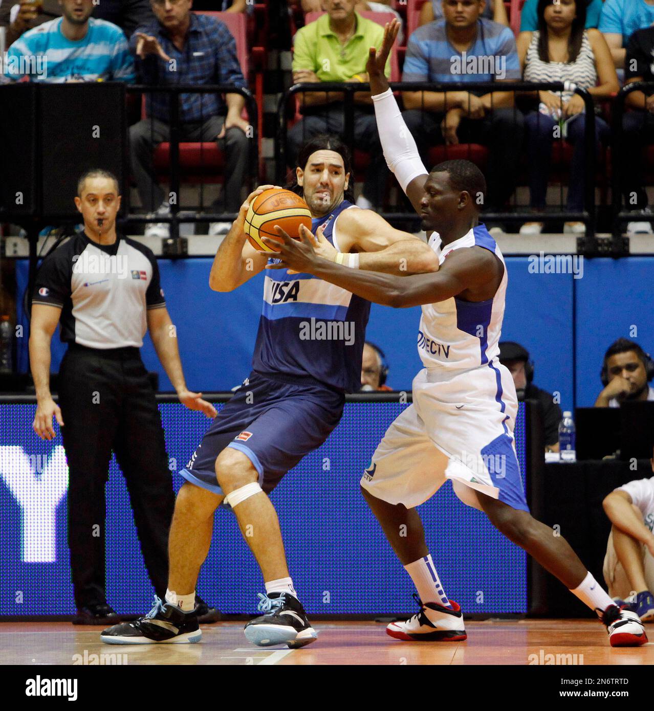 Puerto Rico’s Ramon Clemente, right, pressures Argentina’s Luis Scola ...