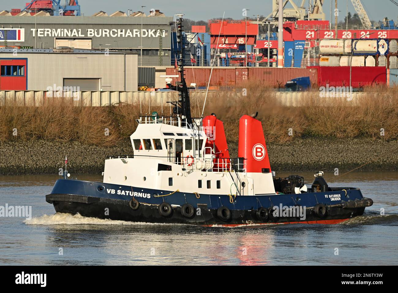 Tug VB SATURNUS at the port of Hamburg Stock Photo - Alamy