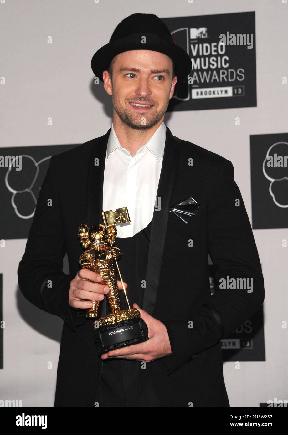 Justin Timberlake poses backstage with the Video Vanguard Award at the ...