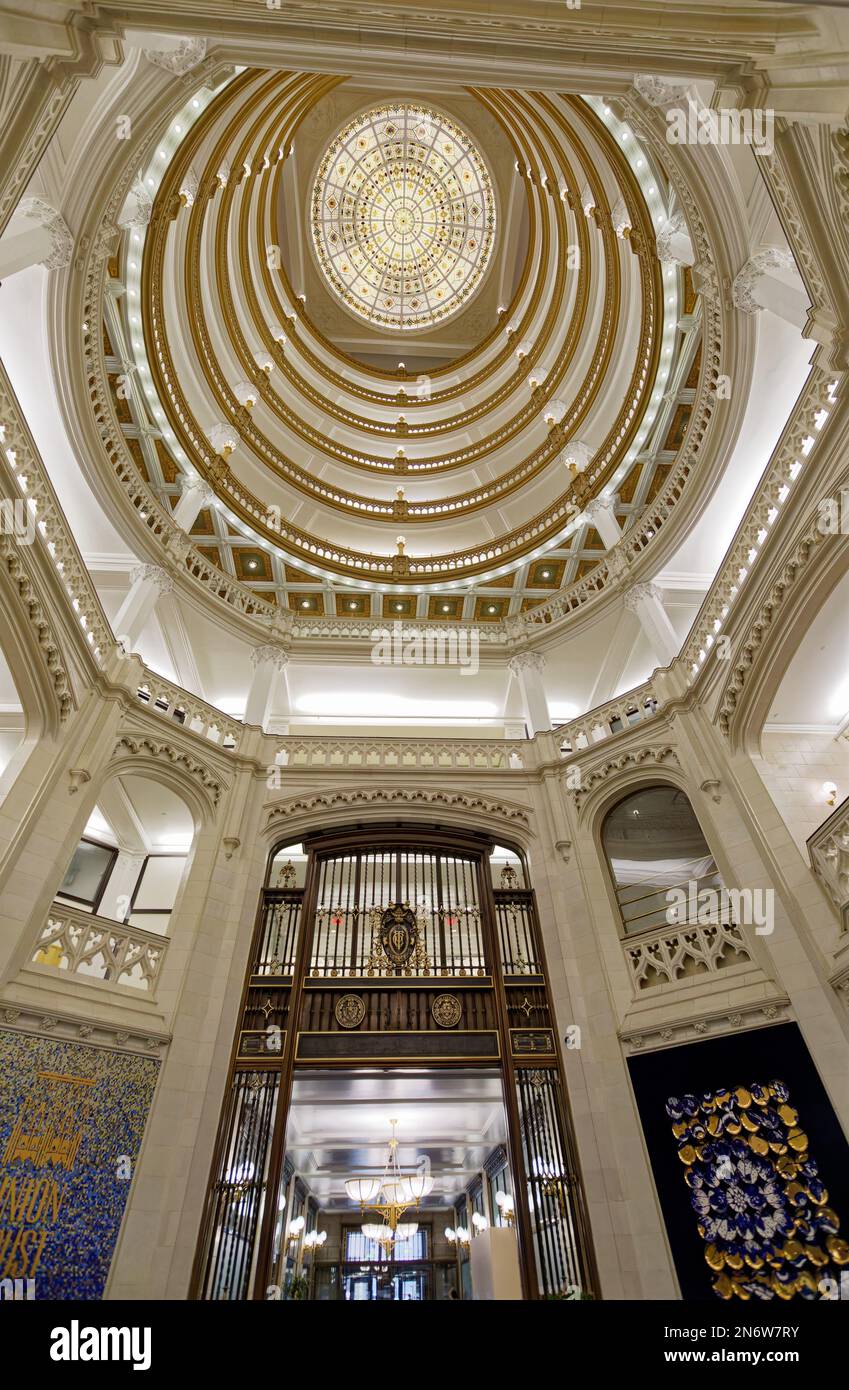 Pittsburgh Downtown: A 10-story rotunda, capped by a stained glass ...