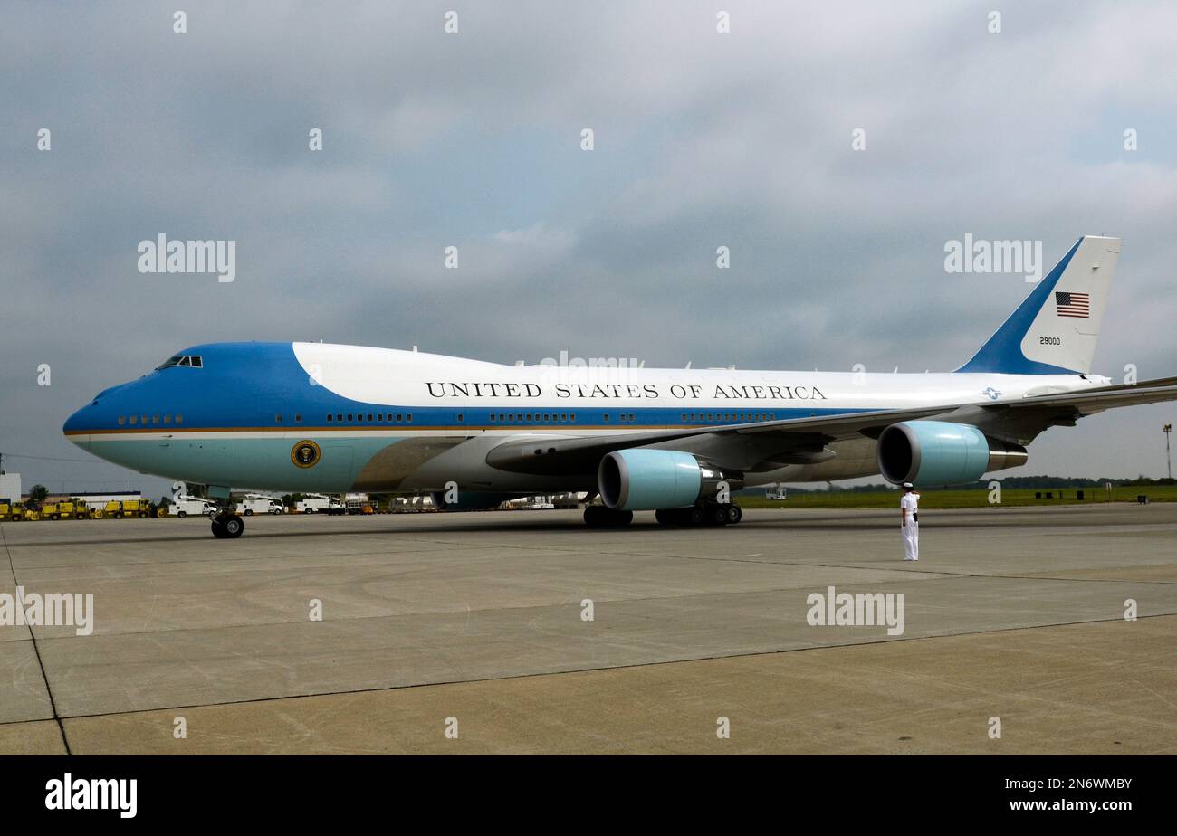 Air Force One, carrying President Barack Obama, pulls onto a tarmac at ...